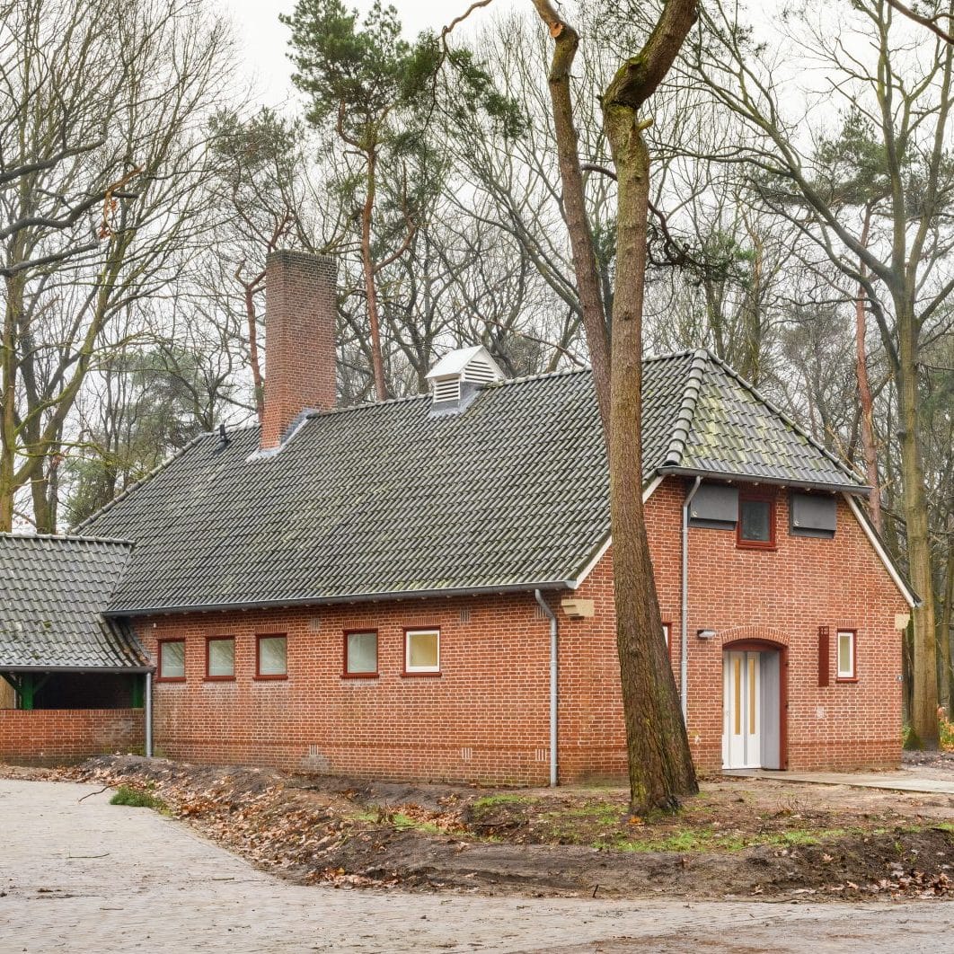 Een boerendorp als camouflage: azc GilzeBraaksma & Roos Architectenbureau
